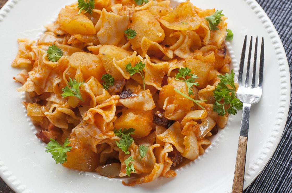 Örök klasszikus kis extrával: szalonnás lecsós krumplis tészta – Recept