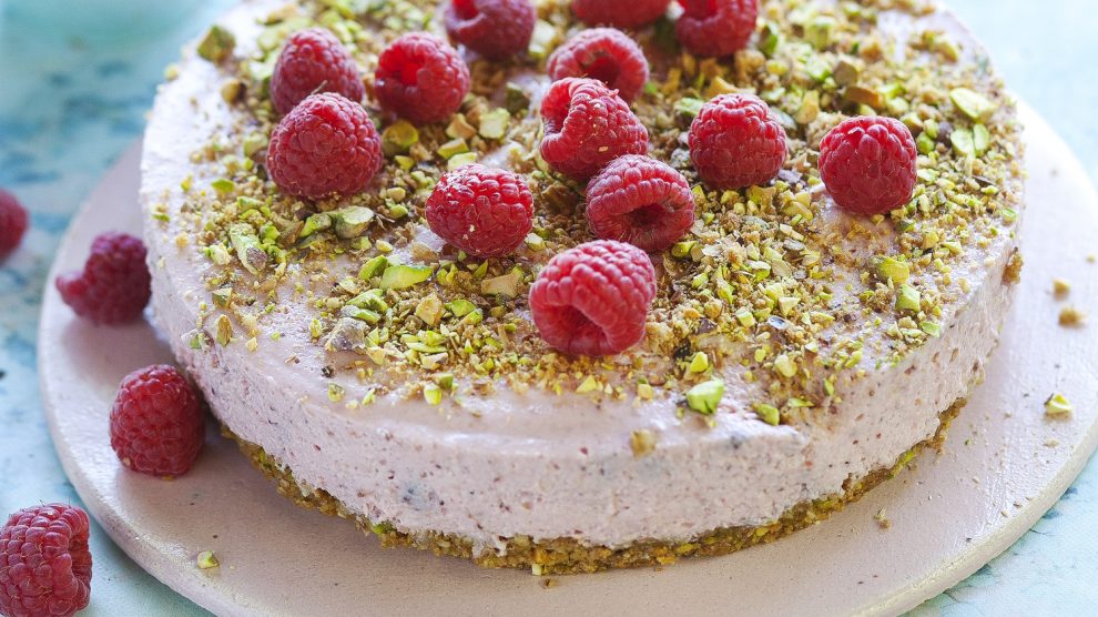 Édességek a nyár gyümölcseivel: Málnás-pisztáciás sajttorta – Recept