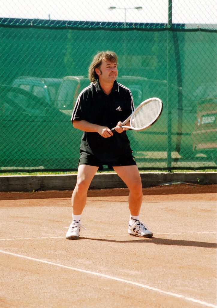 Retró mesevilágban él Szikora Robi: bolhapiacon szerzi be a kincseket ...