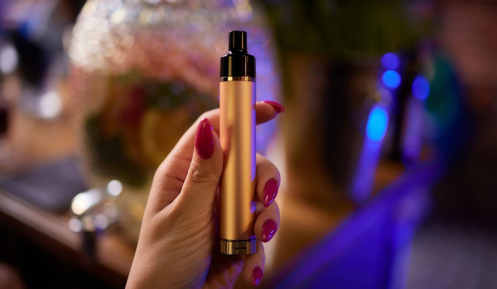 Trendi bagók káros hatásai: tévhit, hogy veszélytelen az e-cigi
