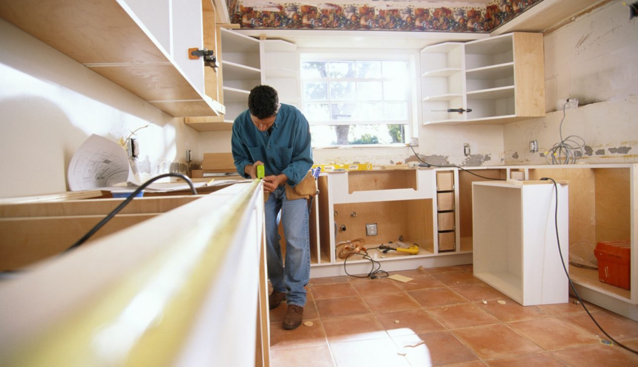 Man Measuring Counter for Kitchen Renovation | Meglepetés
