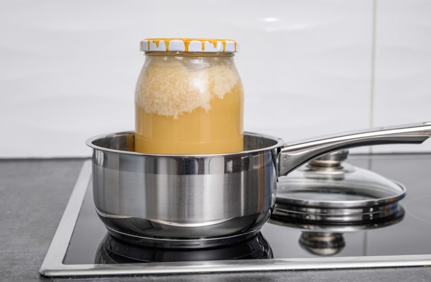 Fehér üledék a méz tetején: ezért jelenik meg rajta